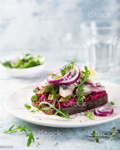어두운 호밀 빵 사탕무 절인 청어 절인 오이 붉은 양파 스모레브로드와 함께 열린 산위치 Smorrebrod에 대한 스톡 사진 및 기타 이미지 Istock