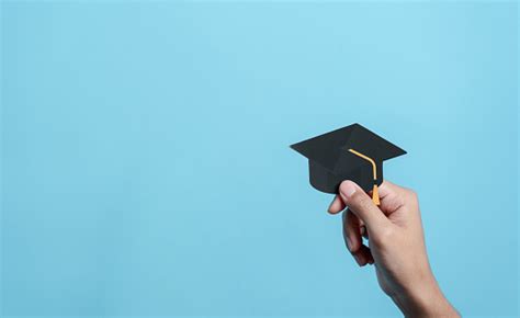 손 잡고 교육 모자 종이 컷 성공 목표로 이어집니다 졸업을 향한 전략적 발걸음 경력 경로 및 비즈니스 첫 번째 졸업 성취 목표 개념 졸업 모자 졸업식에 대한 스톡 사진 및