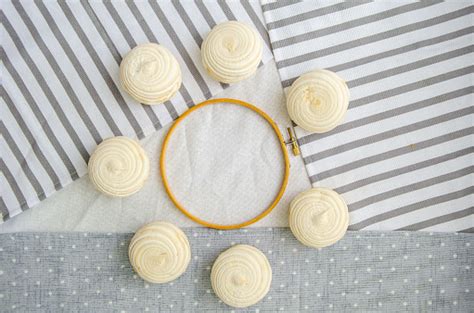 머랭 수제 제퍼 마시멜로 면 식탁보에 둥근 자수 후프 프레임이 있습니다 모형 카드 조리법 음식 메뉴 공예품을 위한 템플릿 가정 주방에 대한 스톡 사진 및 기타 이미지