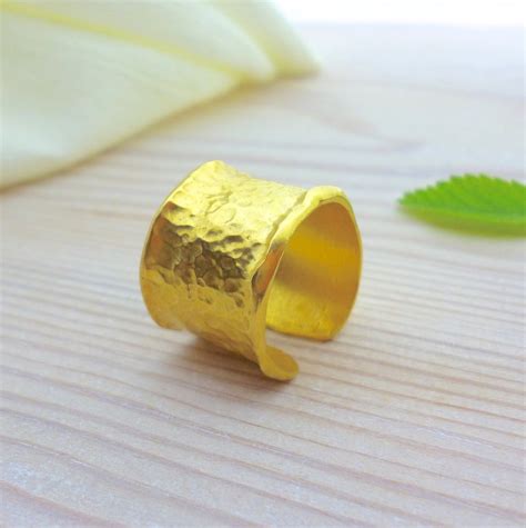 Gold überzogener Klobiger Ring Gehämmertes Verstellbares Band