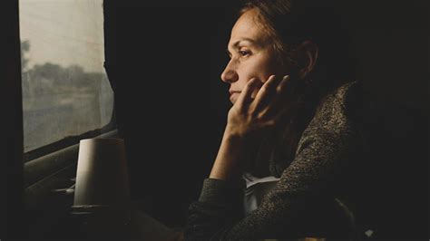 아시아 기차에서 창 밖으로 보이는 젊은 여자의 빈티지 스타일 이미지 갈색 머리에 대한 스톡 사진 및 기타 이미지 갈색 머리