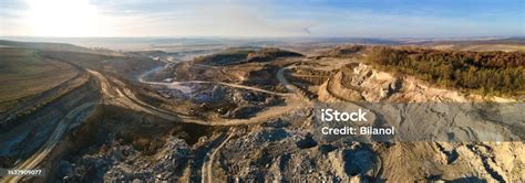 굴삭기와 덤프 트럭건설 산업을 위한 사암 자재의 오픈 피트 광산의 공중 보기 유용한 광물 개념의 광업 및 생산에 중장비 건설 현장에 대한 스톡 사진 및 기타 이미지 Istock