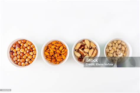 아몬드 헤이즐넛 캐슈 브라질 너트 등 다양한 견과류를 담그고 활성화합니다 가정 요리 식물 기반 유기농 채소 우유 유당 무료 만들기 건강한 식생활에 대한 스톡 사진 및 기타