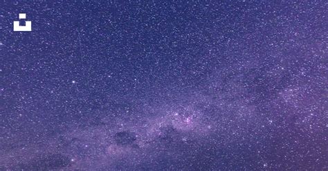 별이 가득한 밤하늘 아래 주차된 트럭 사진 Unsplash의 무료 자연 이미지