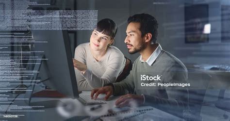 비즈니스 사람들 협업 및 정보 기술을 갖춘 코드 코딩을 위한 컴퓨터 파트너십 및 오버레이 소프트웨어 개발 팀 회의 및 사무실에서 여자와 남자 집중 및 타이핑 25 29세에