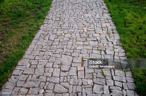 보행자 경로의 녹색 잔디 회색 색상공원 주변의 불규칙한 돌의 화강암 포장 0명에 대한 스톡 사진 및 기타 이미지 0명 거리 거친 Istock