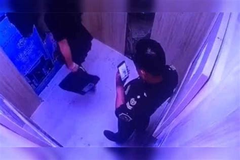 保安电梯内偷拍女子裙底，被发现后故作镇定，监控记录全过程