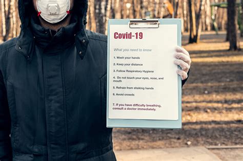 빈 공원에서 보호 마스크를 쓴 남자 코로나 바이러스로부터 자신을 보호하는 방법 격리 및 자기 격리 코로나 바이러스 전염병