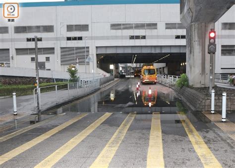 屯門警署外爆水管 杯渡路封快線｜即時新聞｜港澳｜oncc東網