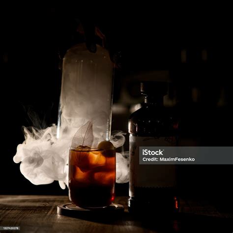 하얀 연기가 나는 어두운 칵테일과 병의 구식 유리의 클로즈업 보기 가득 찬에 대한 스톡 사진 및 기타 이미지 가득 찬 각얼음 건조한 Istock