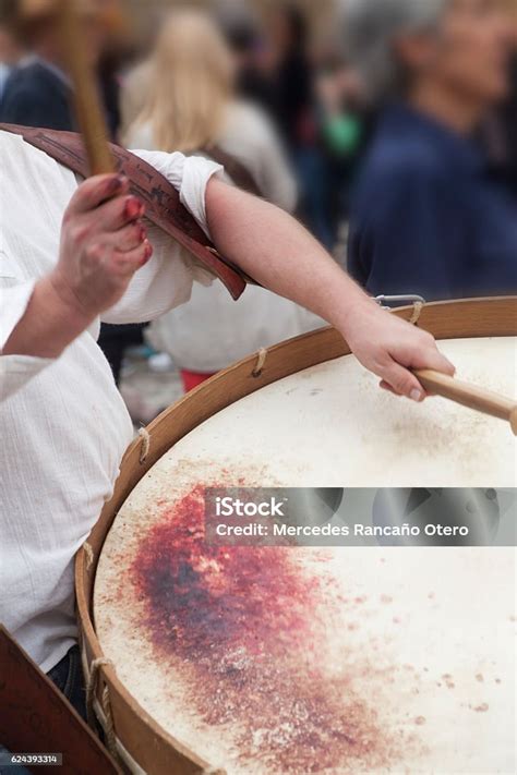 남성 드러머 거리 밴드 부상당한 손가락 드럼 피부에 혈액 Classical Concert에 대한 스톡 사진 및 기타 이미지 Classical Concert
