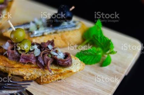 스페인 해산물 타파스 미니 샌드위치 음식 맛 있는 간식 전채 건강한 생활방식에 대한 스톡 사진 및 기타 이미지 건강한 생활방식 고등어류 낚시 Istock