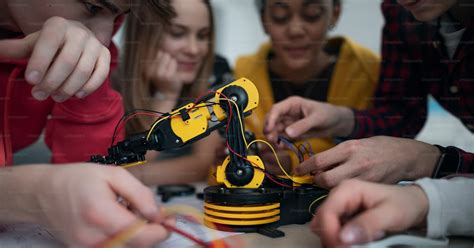로봇 교실에서 전기 장난감과 로봇을 만들고 프로그래밍하는 학생 그룹 사진 Unsplash의 실내 이미지