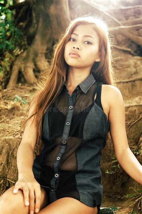 Jeune Fille Asiatique Sexy Et Belle Sasseyant Sur Lau Sol De Colline