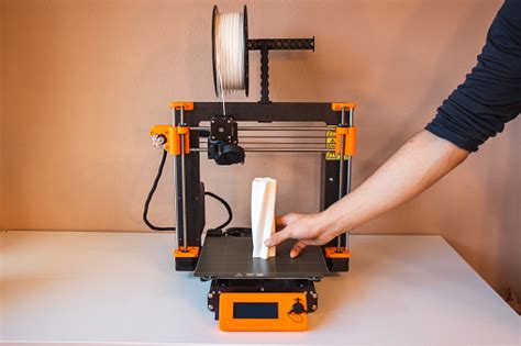 새로운 것을 만들기 위한 기술 하이테그 도구 검은색과 빨간색의 3d 프린터가 작동 중입니다 물체는 적층 공정에서 재료의 연속적인