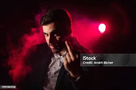 분홍색과 검은 색 배경에 가운데 손가락을 보여주는 남자의 사진을 닫습니다 검은색에 대한 스톡 사진 및 기타 이미지 검은색