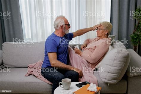 아픈 아내의 온도를 확인하는 노인을 돌보는 집에서 인플루엔자로 건강에 해로운 아픈 시니어 느낌 2명에 대한 스톡 사진 및 기타 이미지 Istock