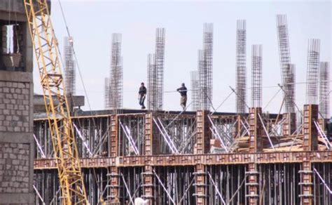 Баригдаж байгаа барилгаас цогцос олджээ