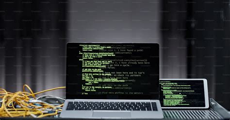 서버실의 화면에 녹색 코드 라인이 있는 노트북 컴퓨터의 최소 배경 이미지 데이터 보안 복사 공간 사진 Unsplash의 코딩 이미지