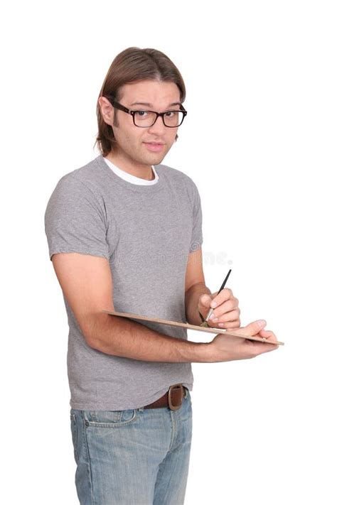 художник мужчина рисует картину руками молодой художник рисует новую