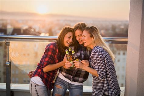 테라스에서 맥주와 함께 홀 짝 하는 동안 재미 쾌활 한 여자 친구의 그룹입니다 3 명에 대한 스톡 사진 및 기타 이미지 3 명 가까운 낮 Istock