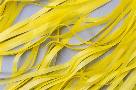 밝은 노란색 물결 모양의 종이 줄무늬가있는 추상회색 배경 2021년에 대한 스톡 사진 및 기타 이미지 2021년 가벼운 곡선 Istock