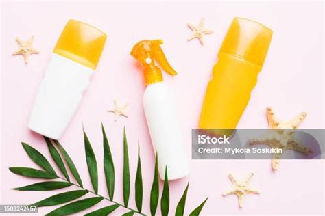 자외선 차단제 스프레이 병 태양 보호 크림과 색상 배경에 열대 녹색 잎이있는 바다 껍질이있는 병 상단 전망 0명에 대한 스톡 사진 및 기타 이미지 Istock