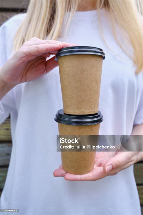 여자의 손에 커피가 든 종이 컵 도시에서 커피를 마실 시간 갈 커피 순간을 즐기고 휴식을 취하십시오 일회용 종이컵 클로즈업 맛있는 뜨거운 음료 텍스트의 빈 공간 공란에 대한
