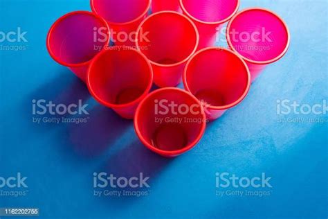 컬러 플라스틱 컵은 파란색 배경의 삼각형입니다 음료 일회용 안경의 구성 플라스틱 기구 0명에 대한 스톡 사진 및 기타 이미지 0명 개체 그룹 건강에 좋지 않은 음식