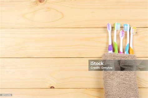 칫 솔 치아밝은 나무 배경에 목욕 타월로 브러시입니다 복사 공간 평면도 0명에 대한 스톡 사진 및 기타 이미지 0명 건강관리와 의술 건강한 생활방식 Istock