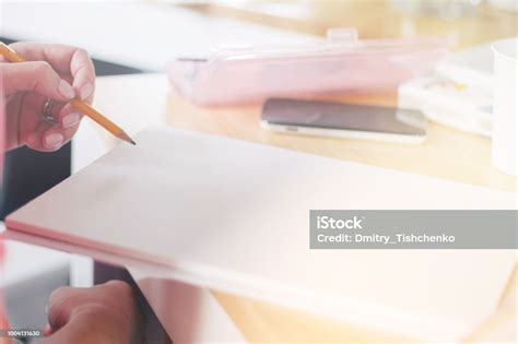사무실 빛 토닝에서 메모장에 메모를 만드는 여성 손 클로즈업 귀여운에 대한 스톡 사진 및 기타 이미지 귀여운 다이어리