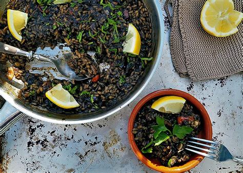 Arroz Negro Schwarze Paella Mit Calamares En Tinta Aus Der Konserve Die See Kocht