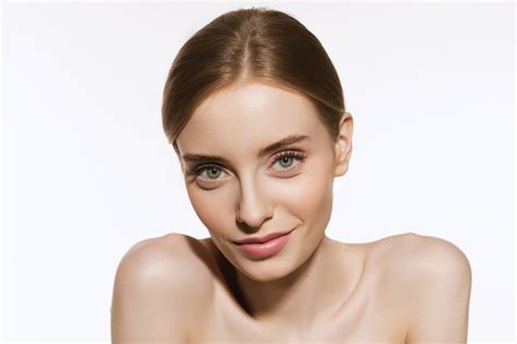 잘 보관 된 피부와 밝은 일일 메이크업을 흰색 배경에 고립 된 어린 아름다운 소녀의 초상화 뷰티 스파 화장품 페이스 리프팅 및 스킨 케어 컨셉 20 24세에 대한 스톡 사진