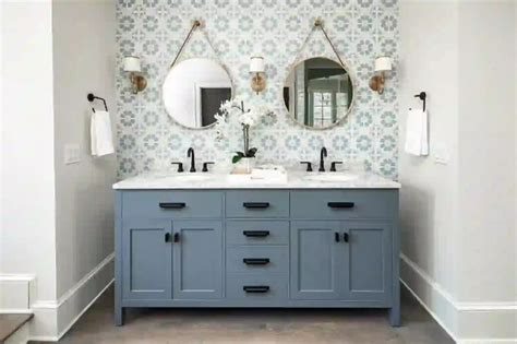 Mosaic Or Tiled Accent Between Two Mirror In The Bathroom Bathroom