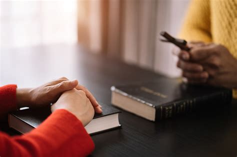 아시아 남성과 여성이 성경을 들고 하나님께 기도하고 있다 신의 축복을 위해기도하십시오 종교적 신념 기독교 생활 위기 신에게기도 개념에 대한 스톡 사진 및 기타 이미지