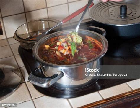 신선한 야채의 배경에 부엌에서 수프를 반죽하는 여성 단계별 요리 수프에 대한 재료 감자 요리에 대한 스톡 사진 및 기타 이미지