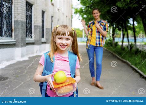 Mutter Und Tochter In Der Schule Stockfoto Bild Von Pupille Kindheit