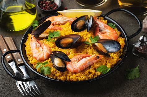 병아리콩 새우 홍합 갈색 콘크리트 배경에 오징어와 팬에 전통적인 스페인 해산물 빠에야 배경 주제에 대한 스톡 사진 및 기타