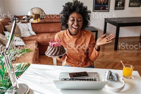 비디오 통화에 생일을 축하하는 아프리카 계 미국인 여성 격리에 대한 스톡 사진 및 기타 이미지 격리 노트북 사람들 Istock