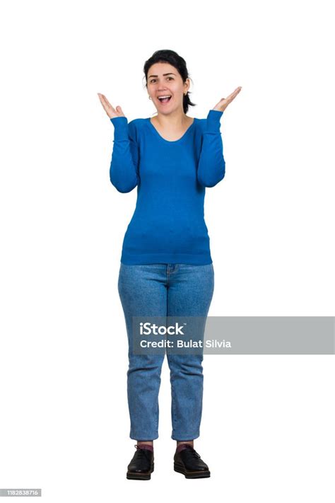 흥분 된 감정 소녀는 광범위하게 미소를 짓고 손이나 박수를 퍼뜨리고 흰색에 대한 전체 길이의 초상화는 긍정적 인 감정을 표현합니다 놀란 청녀가 행복을 외칩니다 여자에 대한