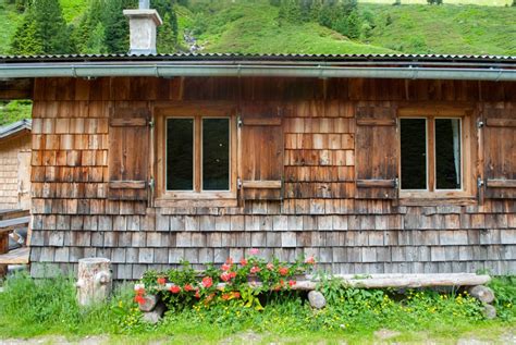 무료 이미지 자연 하이킹 건물 흘리다 여름 시골집 뒤뜰 정면 재산 꽃들 나무 벤치 셔터 산들 농가 통나무 오두막집 마당 Alm 측선