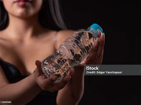 검은 배경에 고립 된 물 한 잔을 들고있는 히스패닉 여성을 가까이에서 18 19세에 대한 스톡 사진 및 기타 이미지 18 19세 갈색 머리 거실 Istock