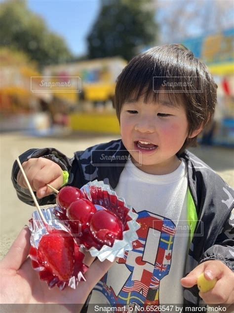 食べ物を食べている小さな男の子の写真画像素材 Snapmartスナップマート
