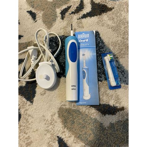 Braun電動牙刷 Vitality Type 3757 Oral B 近全新 物況良好 含充電器 說明書 全新牙刷一隻 蝦皮購物