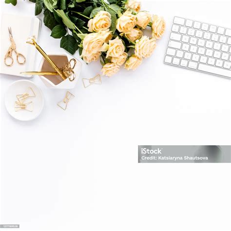 컴퓨터 장미 꽃 황금 액세서리 일기 노트북 흰색 배경에 안경 여성 작업 공간 플랫 레이 여성 사무실 책상 위쪽 보기 0명에 대한 스톡 사진 및 기타 이미지 Istock