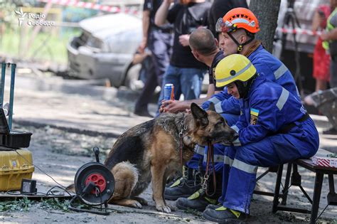 Радіо Пошукові роботи на місці удару російської ракети по 9 поверхівці в Соломянському районі