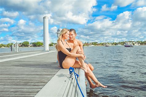 바다 고급 스러움과 목가적 인 위치에 선착장에 수영복을 입은 아름다운 성인 커플 2명에 대한 스톡 사진 및 기타 이미지 2명 관능 금발 머리 Istock