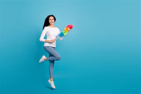밝은 파란색 배경에 고립 된 매력적인 쾌활한 하녀 청소기 점프 홀딩 브러시의 전체 길이 신체 크기보기 25 29세에 대한 스톡 사진 및 기타 이미지 Istock