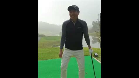 골프웃긴영상 골프해설 친구 티샷할때 뒤에서해설하기 Youtube