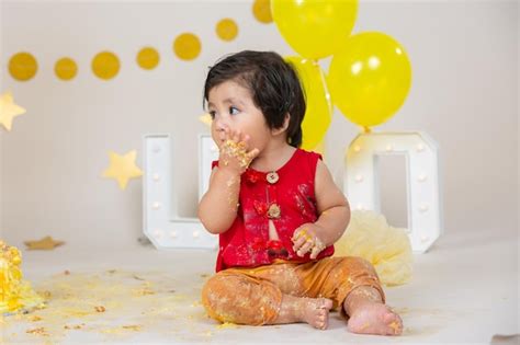 Niño Mexicano Rompiendo Pastel De Cumpleaños Lío De Niños Foto Premium
